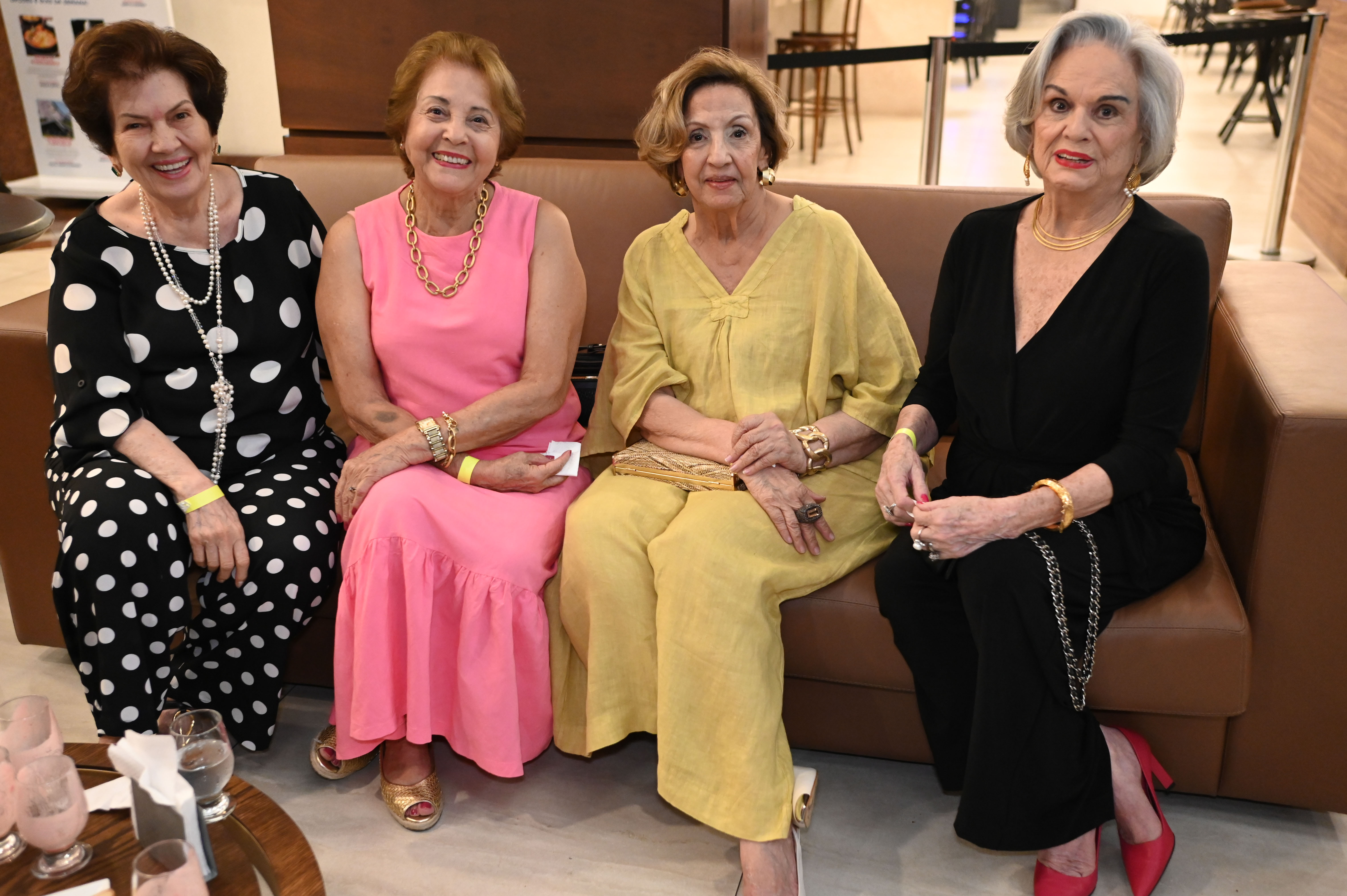 HZ | Veja quem prestigiou a exposição do Mês da Mulher na Praia do ...