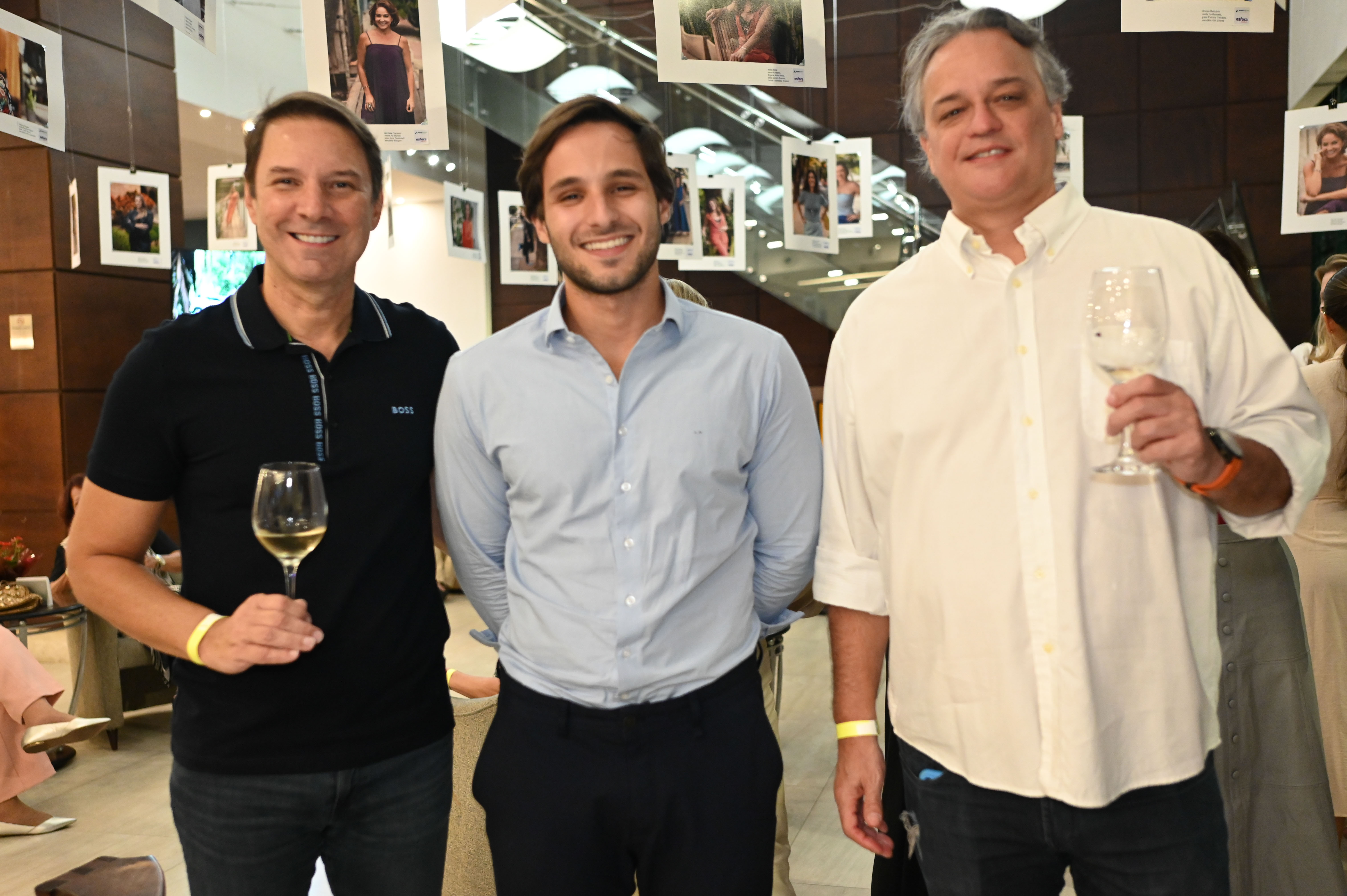 HZ | Veja quem prestigiou a exposição do Mês da Mulher na Praia do ...