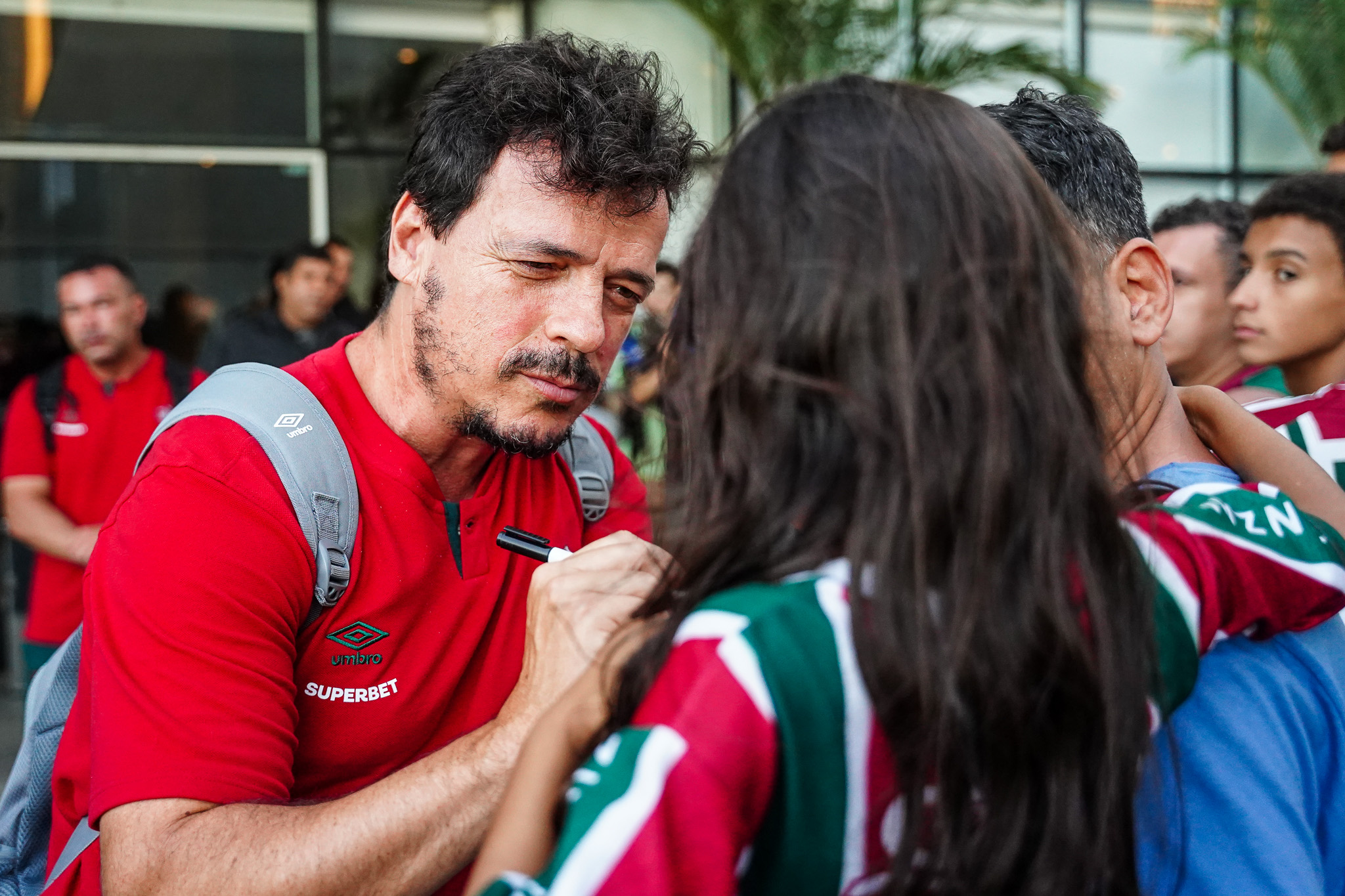 No ES, Fernando Diniz se esquiva sobre suspensão de John Kennedy no Flu: 'assunto interno' | A ...