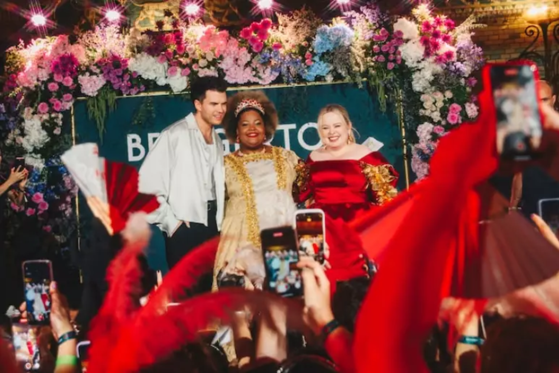 Atores de 'Bridgerton' fazem baile funk no Theatro Municipal do Rio; veja como foi | HZ