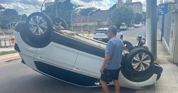 Carro sem motorista desce ladeira, bate em mureta e capota em Colatina | A Gazeta