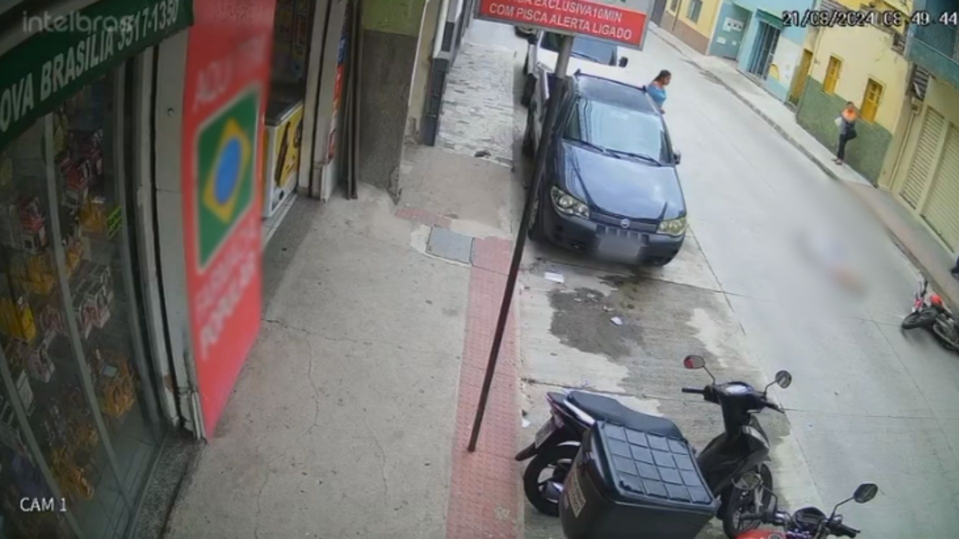 A Gazeta | Idosa é atropelada por moto ao atravessar rua em Cachoeiro