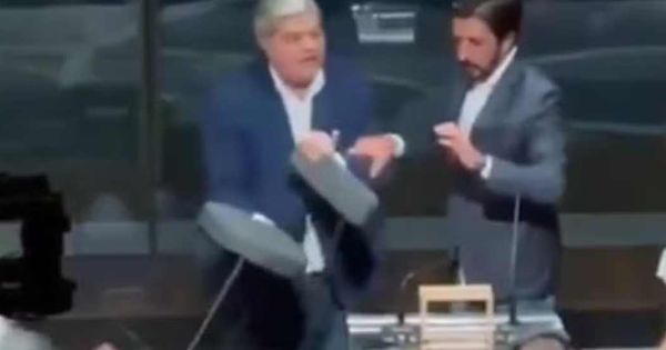 Cadeira usada por Datena contra Marçal é banqueta, pesa 5,5 kg e custa ...