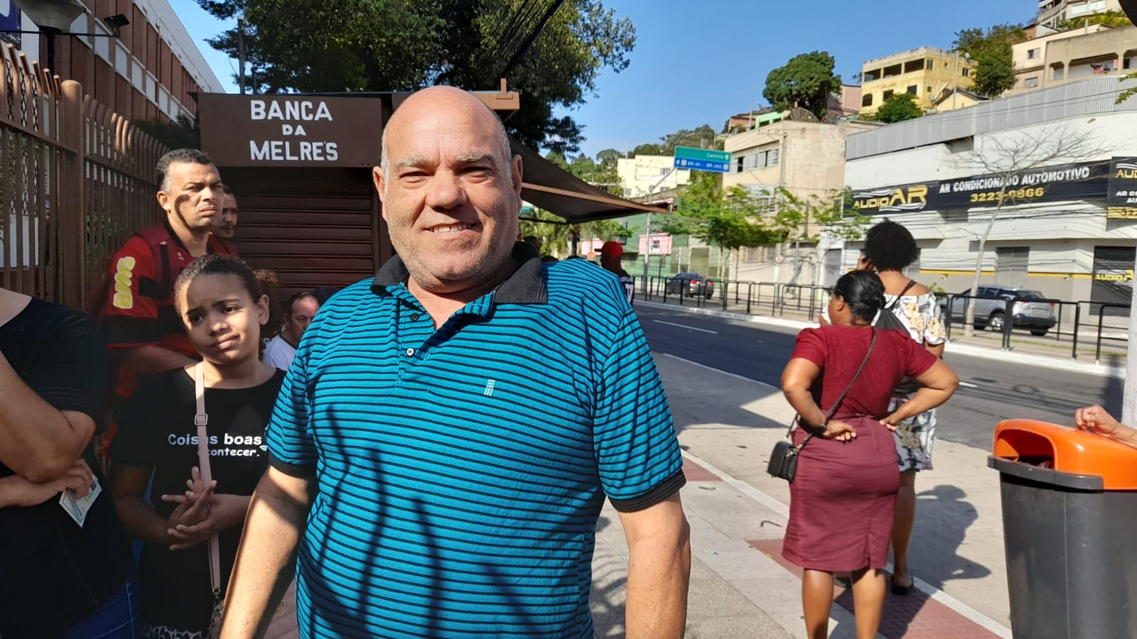 Aposentado chega às 6h15 e é 1° da fila para votar em escola em Vitória ...