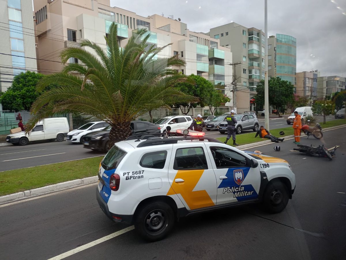 Acidente deixa duas pessoas feridas na Avenida Dante Micheline | A Gazeta