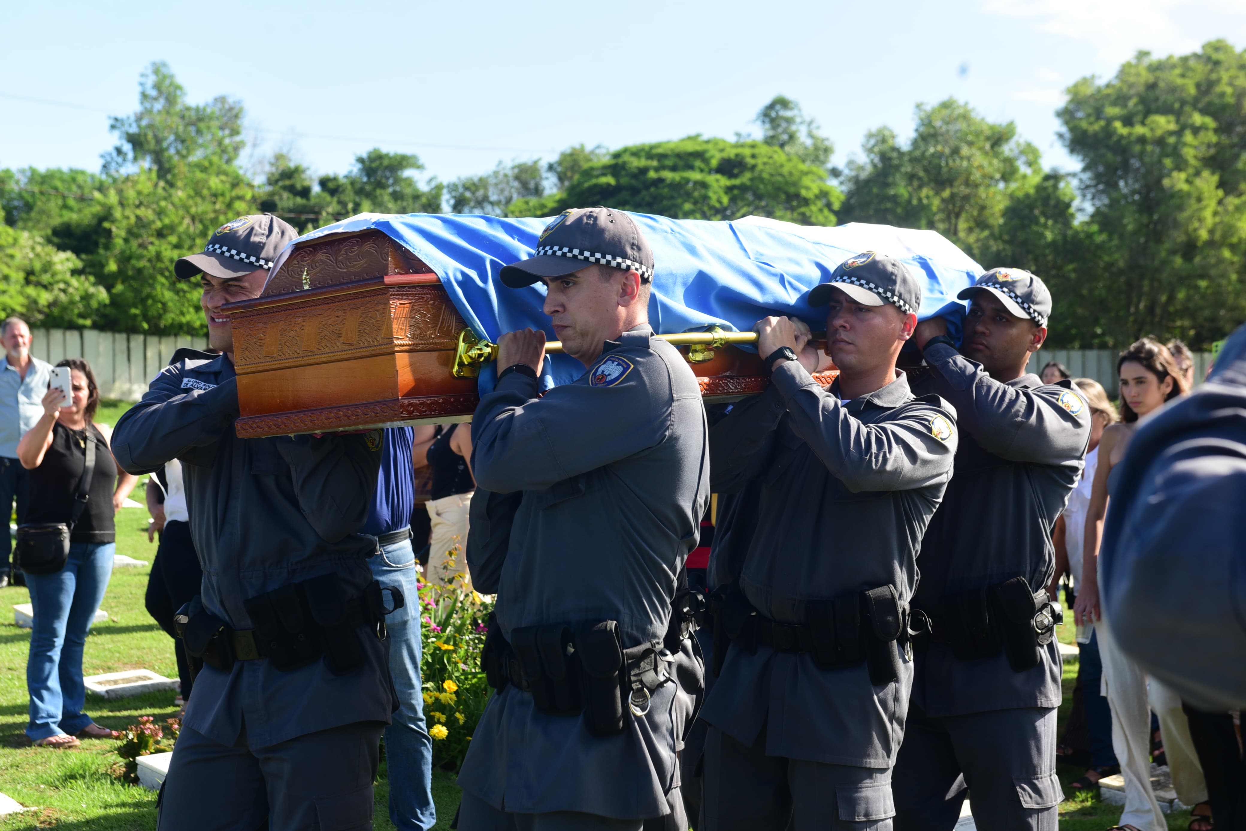 A Gazeta | Chuva de flores e honras militares no último adeus a Max Mauro