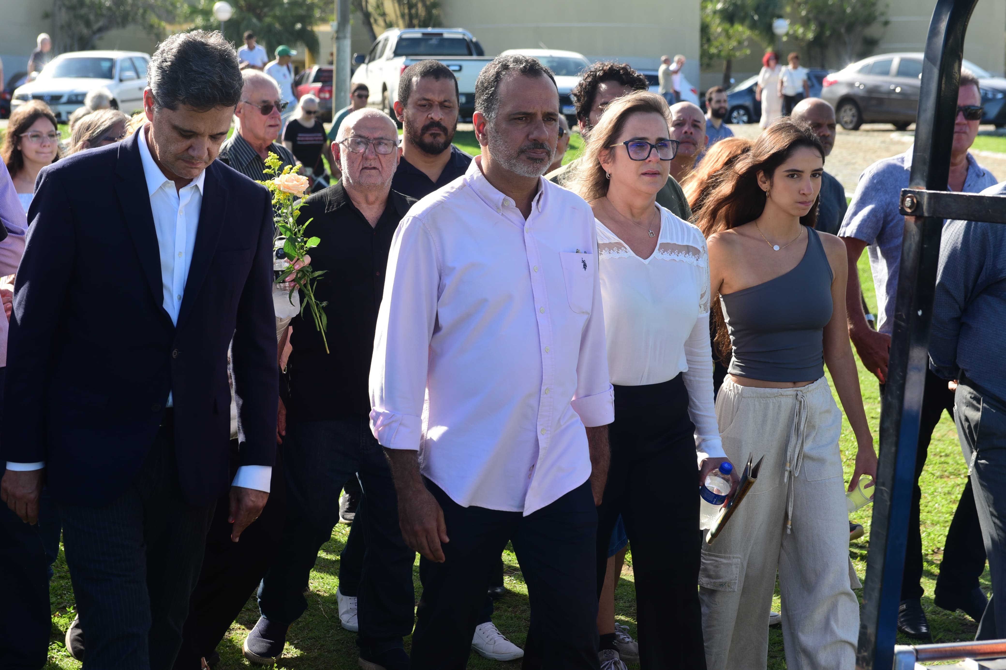 A Gazeta | Chuva de flores e honras militares no último adeus a Max Mauro