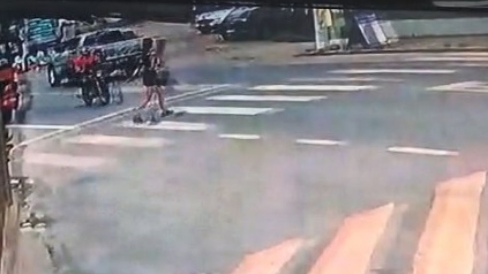 Adolescente é atropelada por moto na faixa de pedestres no ES; veja vídeo | A Gazeta