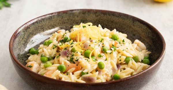 Veja receita refrescante de risoni com camarão, ervilha e limão ...