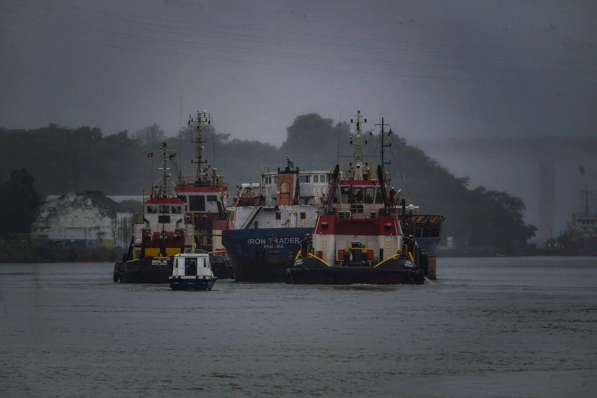 Navio fantasma dá adeus ao Porto de Vitória e vai virar sucata em SC ...