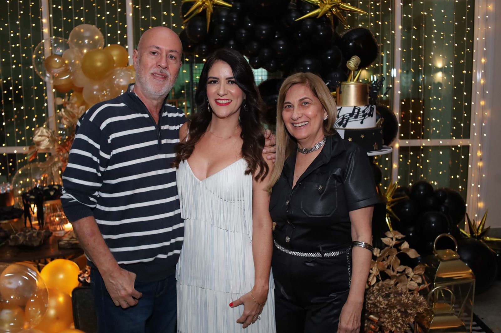 Andreza Vettore Devens celebra aniversário em clima de pub em Vitória ...