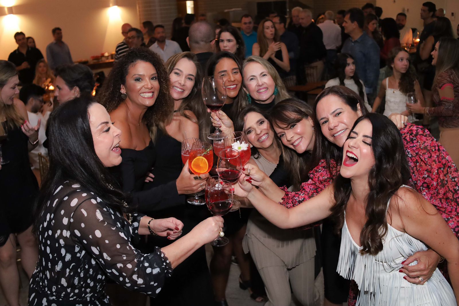 Andreza Vettore Devens celebra aniversário em clima de pub em Vitória ...