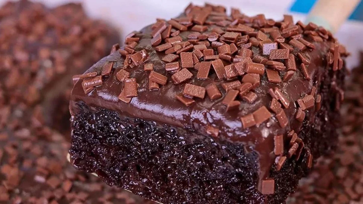 Bolo de chocolate fácil de fazer e bem molhadinho: veja receita | HZ
