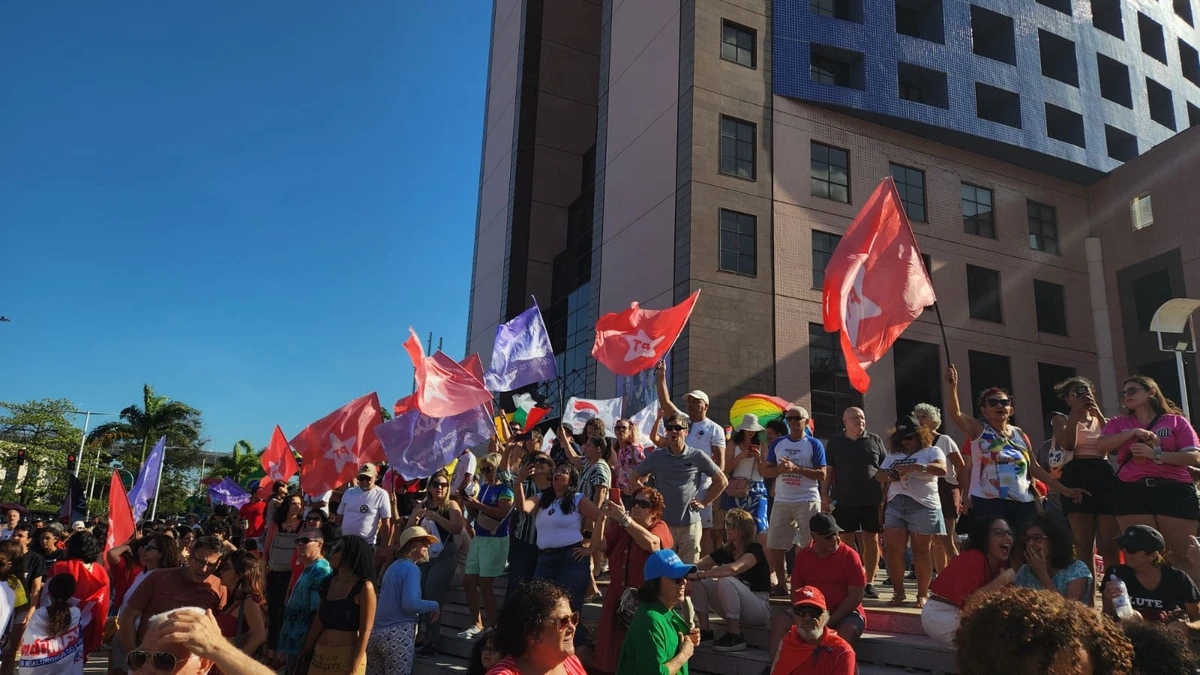Veja imagens da manifestação contra a PEC da Blindagem e a anistia em ...