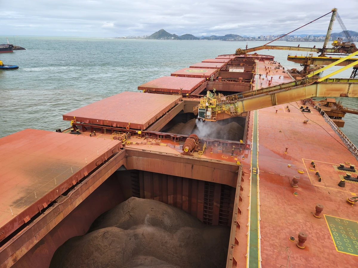 Como é o embarque de minério num navio gigante em porto de Vitória | A ...