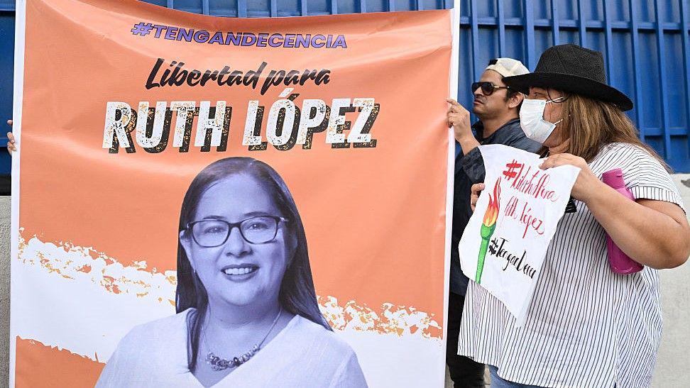 'O regime precisava calá-la': a denúncia contra Bukele do marido de ...